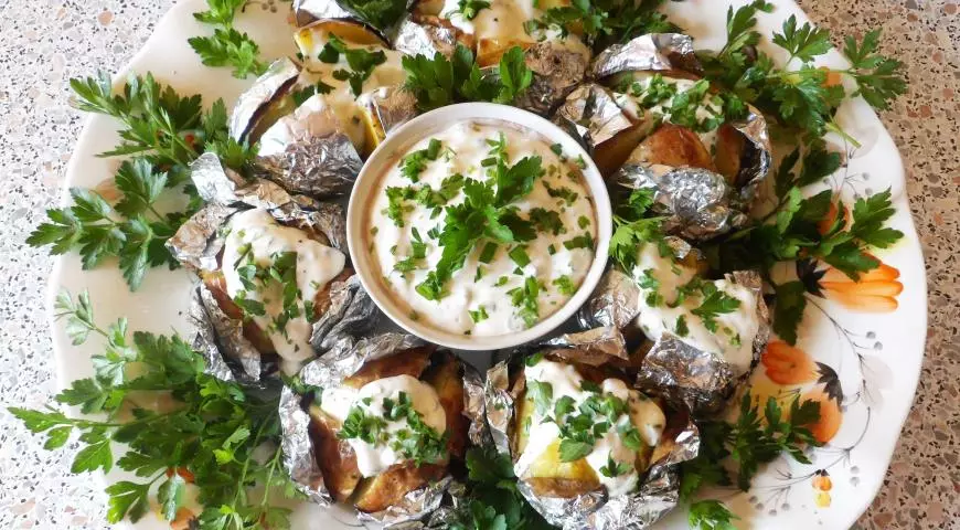 Preparació fotogràfica Foto: Patates joves al forn en carbons amb salsa de crema agra, pas número 7