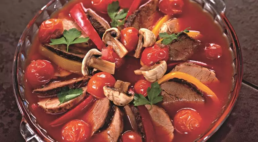 Fleisch mit Gemüse in Tomatenfüllung