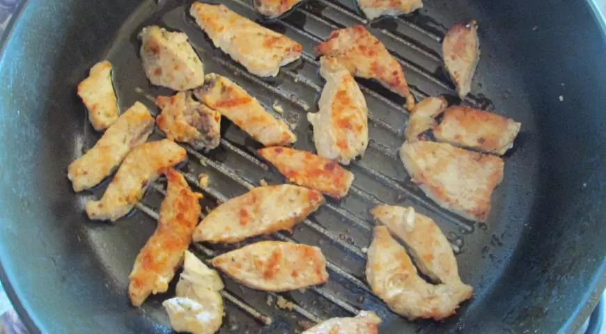 Frite carne em ambos os lados com a adição de óleo vegetal