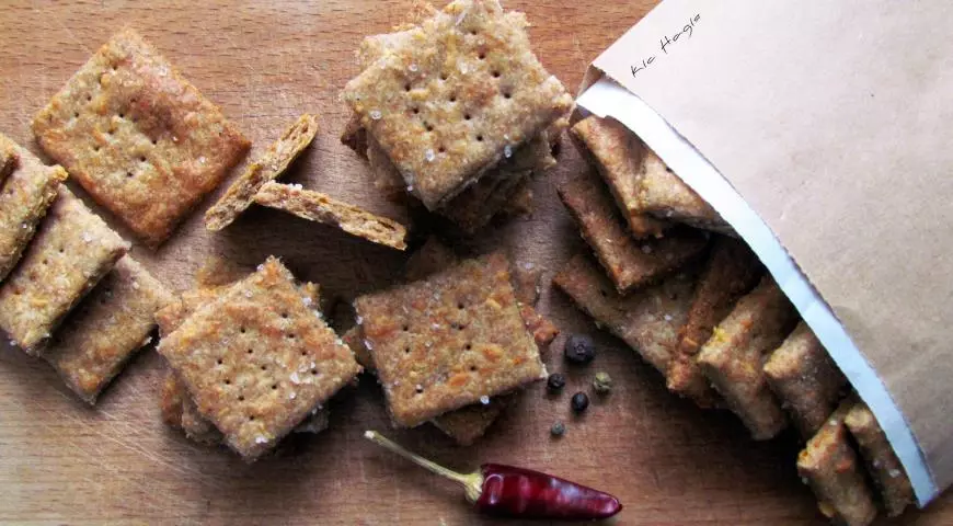 Whole grain salty cracker (with cheese)