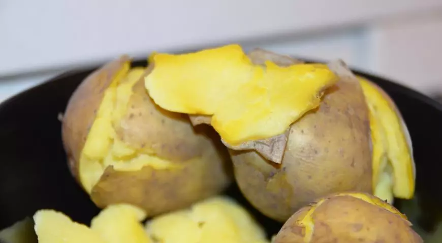 Kartoffeln in Uniform bis zur Bereitschaft kochen