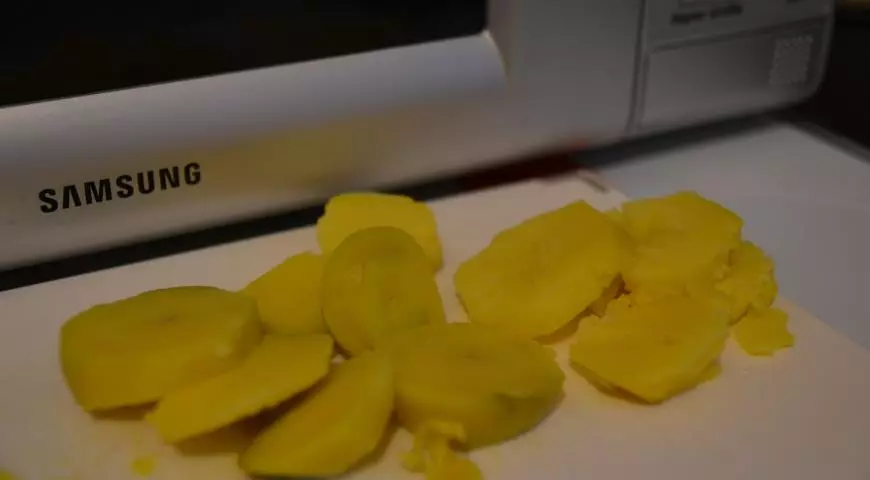 Картошка бо иловаро барои бирён кардани минбаъда