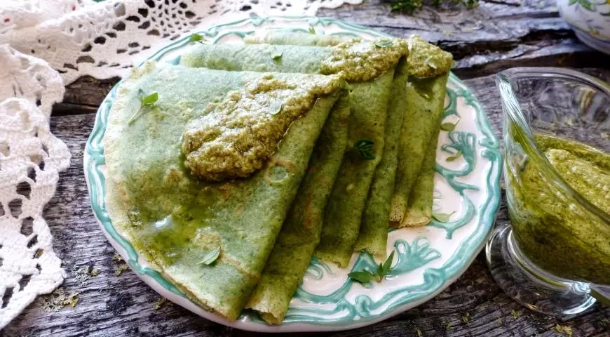 Pancakes verdes amb pesto i pollastre picades