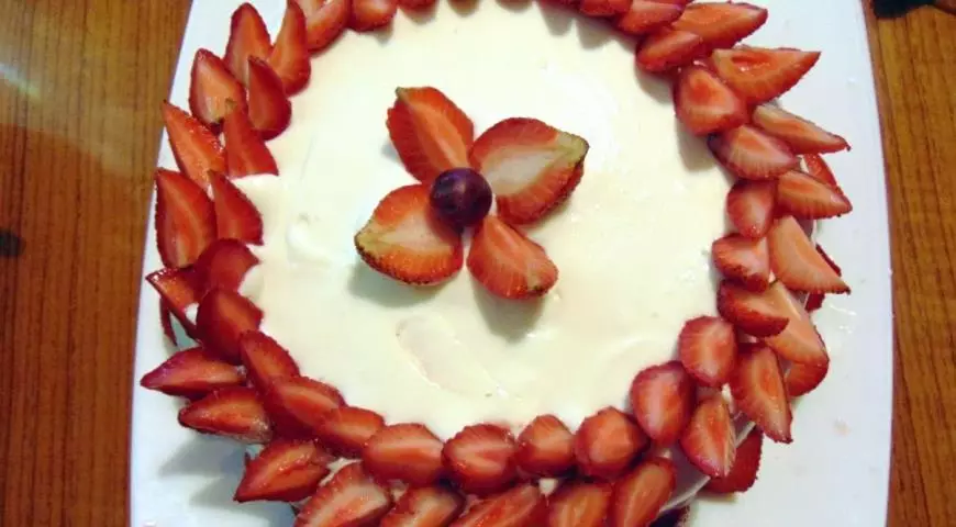 Kage med creme fløde og jordbær