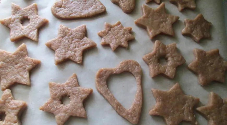 Rolamento de massa de shortbread, formas cortadas cookies e cozido no forno