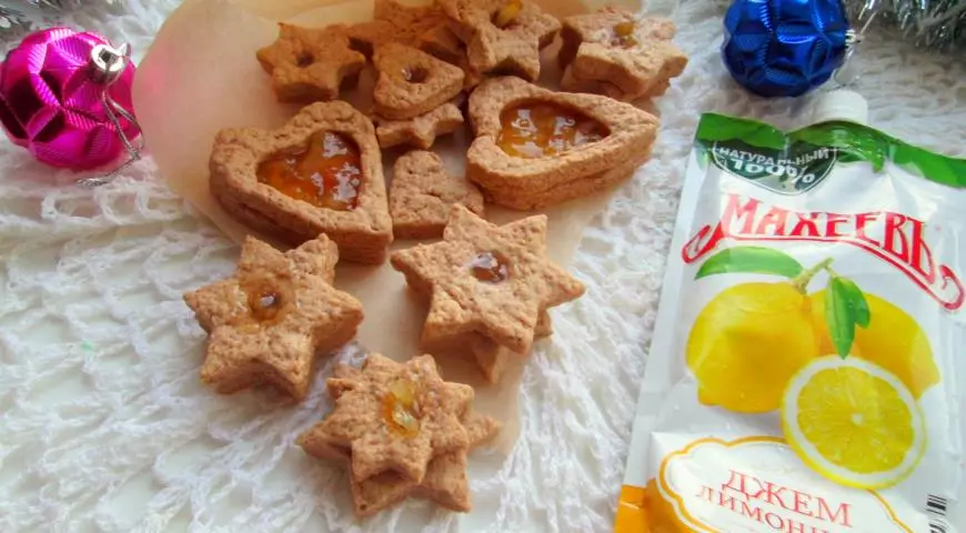 Ny endrika cookies avy amin'ny halavirana roa dia asio jam misy lemona ao afovoany