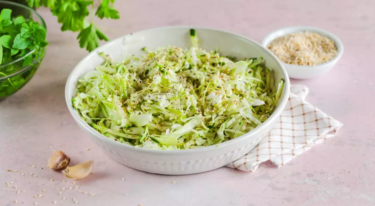 Repolyo salad na may mga pipino, Zila at Sesame.