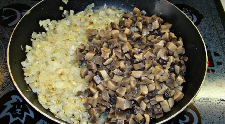 Fry svampar med båge för dumplings