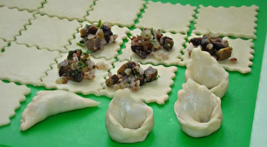 Ons vorm dumplings van kluitjies met vulling