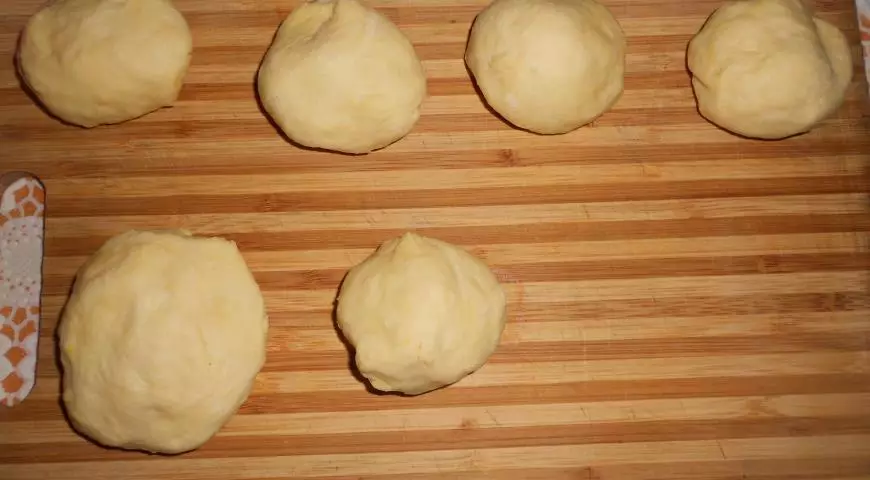 白色麵團也分為6份