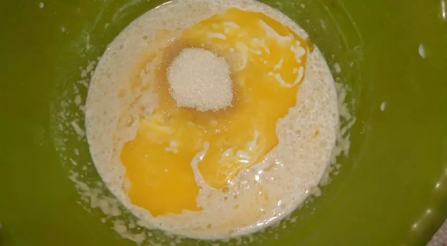 阿羅非林汁，融化的黃油，鹽和糖加入自製麵包的橙汁