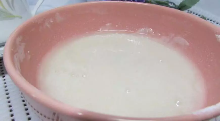 制作牛奶和糖粉的釉