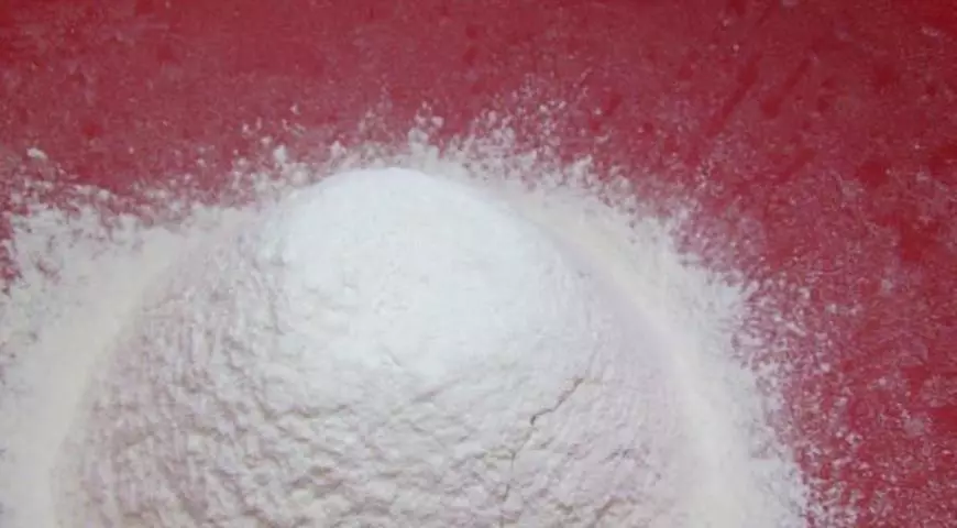 Farinha peneirando com sal, baunilha e fermento em pó