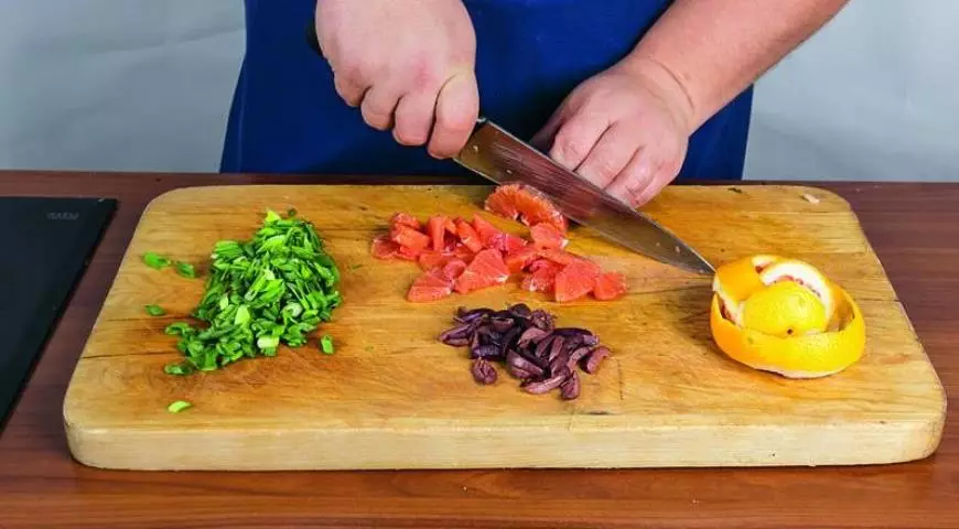 Stock foto memasak resep: salad dari film dengan jeruk merah, langkah nomor 1