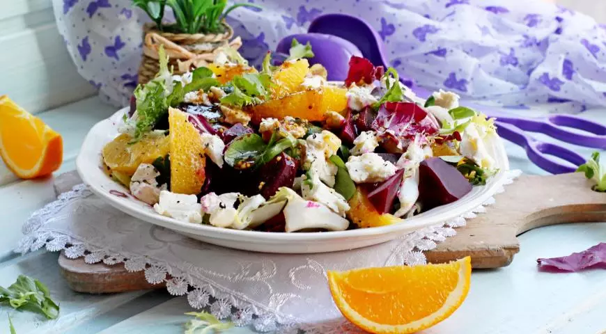 Çuğundur, narıncı və keçi pendiri olan salat