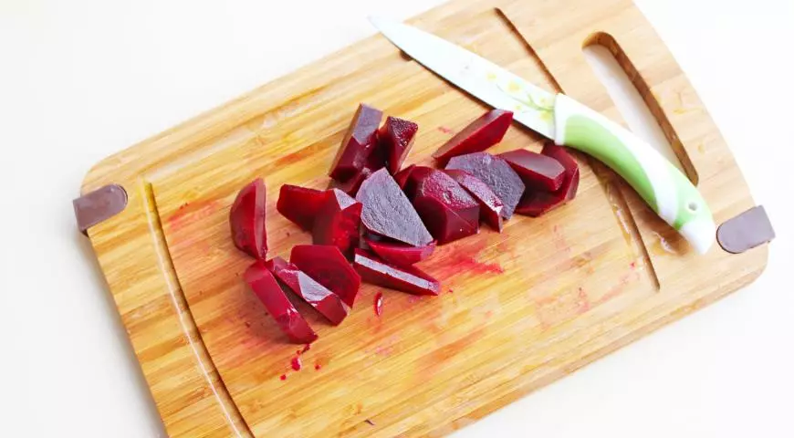 Txiav cov boiled beets