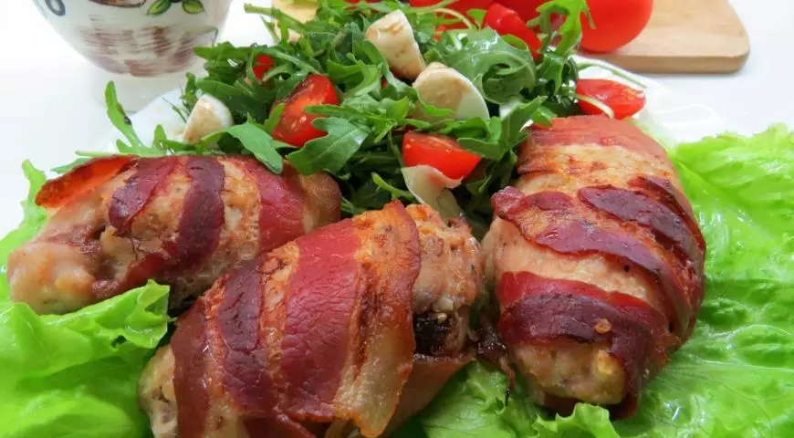 Cuire des rouleaux de poulet au bacon