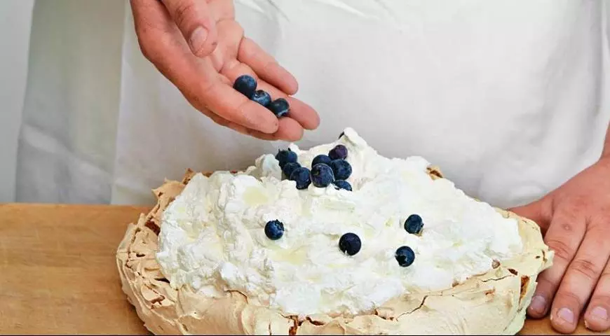 Stock Foto Sukaldaritza Errezeta: Etxeko tarta Pavlova, 6. urratsa