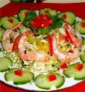 Podijelite škampe u obliku, ispunite salatu, uklonite u zamrzivač, okrenite se na ploču, ukrasite povrćem