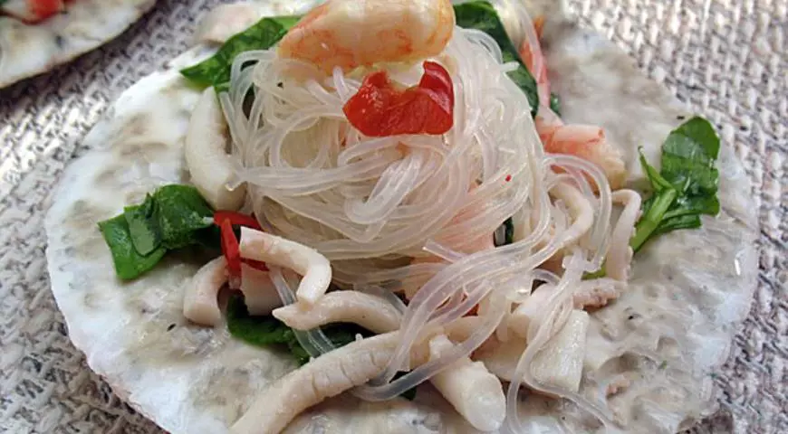 Akutna tajska solata z morskimi sadeži 