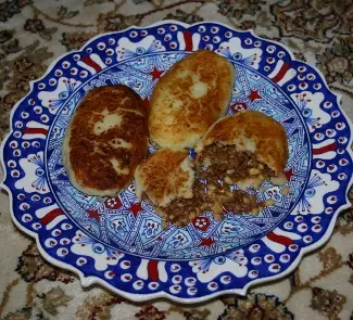 Смажені картопляні пиріжки з бараниною і кедровими горішками