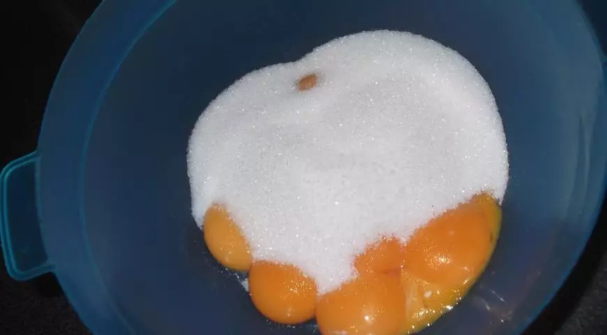 Mecut yolks karo gula lan gula vanili