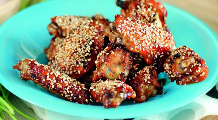 Awọn iyẹ adie ni lẹmọọn glaze ati Sesame