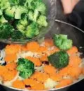 Foto de stock Receta de cocina: guisado de verduras con frijoles y setas, paso número 4