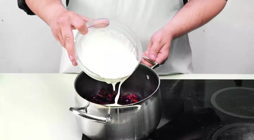 Stock Foto Matlagning Recept: Glass med körsbär och choklad, steg nummer 1