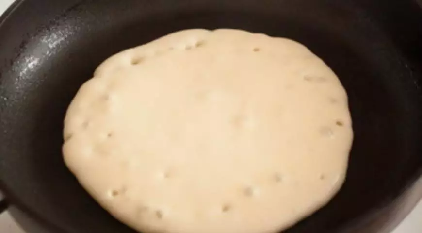 Сина мурғ бо pancakes pockonut ва чошнии олу барои хўроки