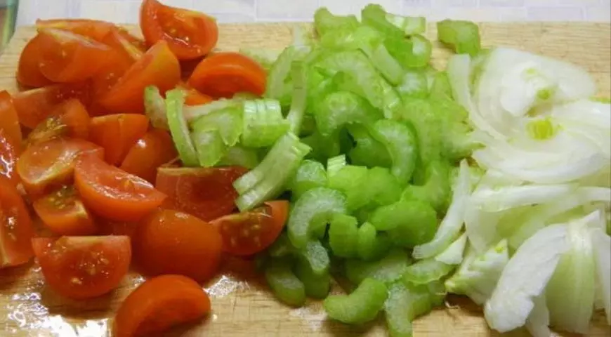 Κόψτε τα λαχανικά για το κυπρίνο στο μπέικον