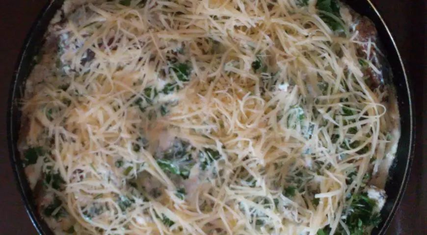 கார்பா Parmesan மற்றும் கீரைகள் சேர்க்க, ரோஸிக்கு சுட்டுக்கொள்ள