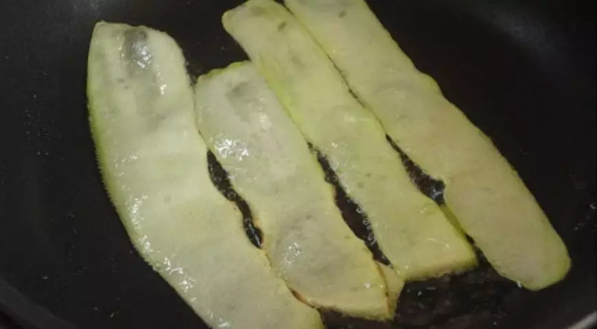 Zucchild மற்றும் tomatoes கொண்டு toasts