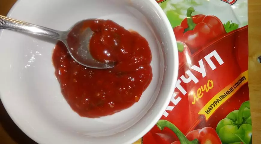 Dina wadah anu misah, nempatkeun opat sudu ketchup