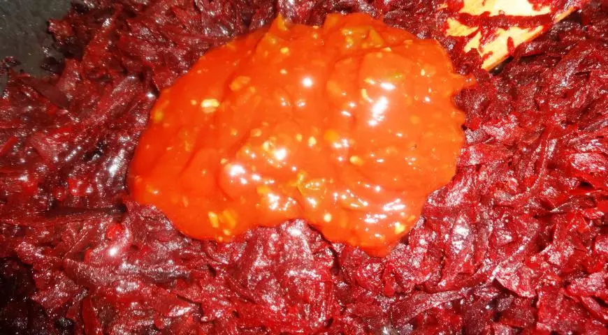 Ilagay ang ketchup sa caviar at mix.