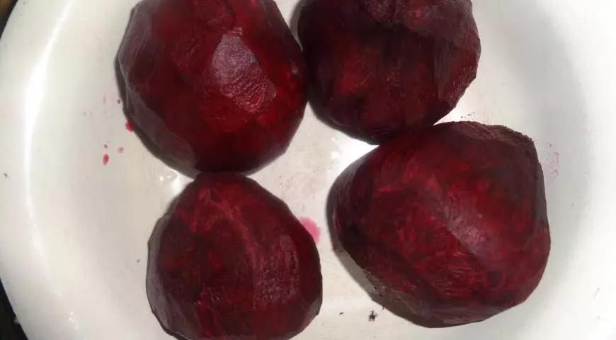 ছিদ্র থেকে পরিষ্কার beets, ধোয়া এবং শুষ্ক