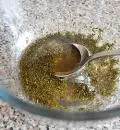 Готвење Маринад, измешајте сос сос, маслиново масло и зачини
