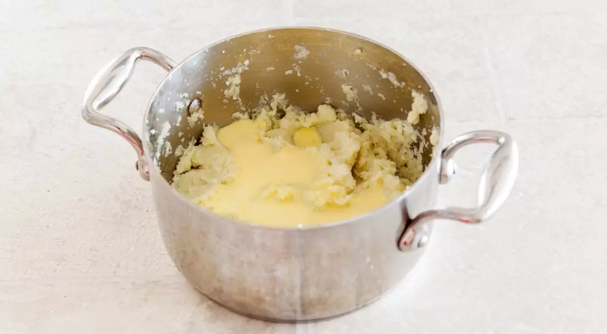 Varasto Foto Ruoanlaitto Resepti: väärennetty perunat juustolla, vaihe numero 3