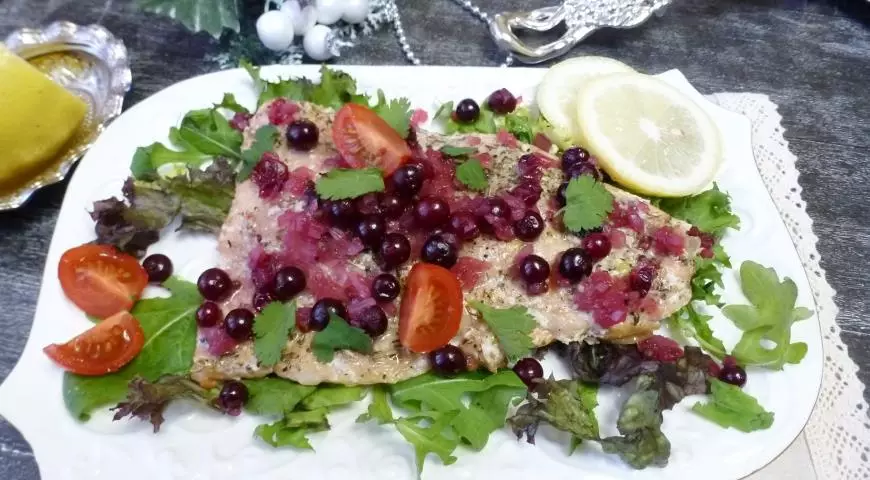 Tomny розова лосос со сос од брусница