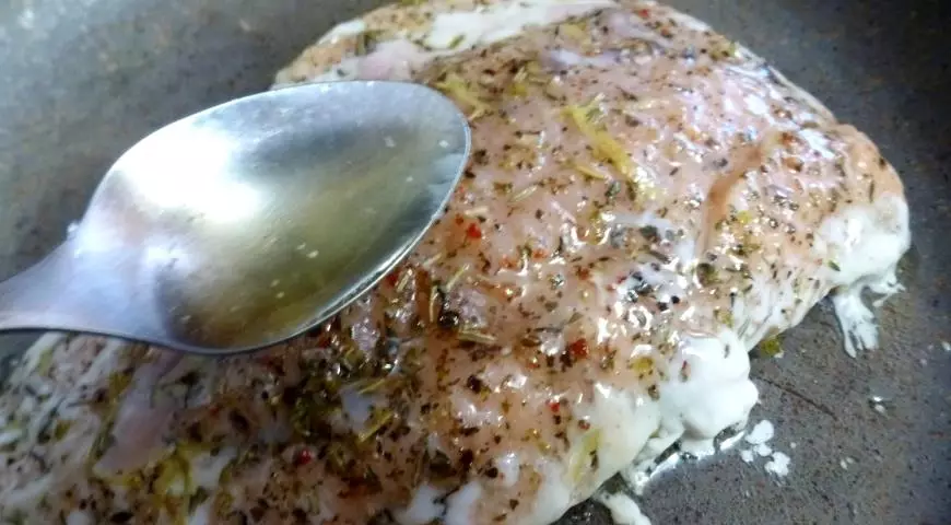 Фото на подготовката на рецептот: Tomny розова лосос со сос од брусница, чекор број 5