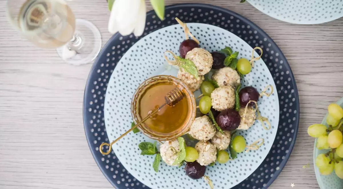 Snack na sjampanje uit kaas, neute en druiwe