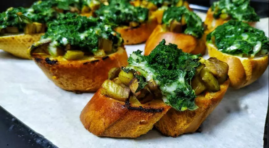 Bruschetta (ceapairí) le spionáiste agus cáis