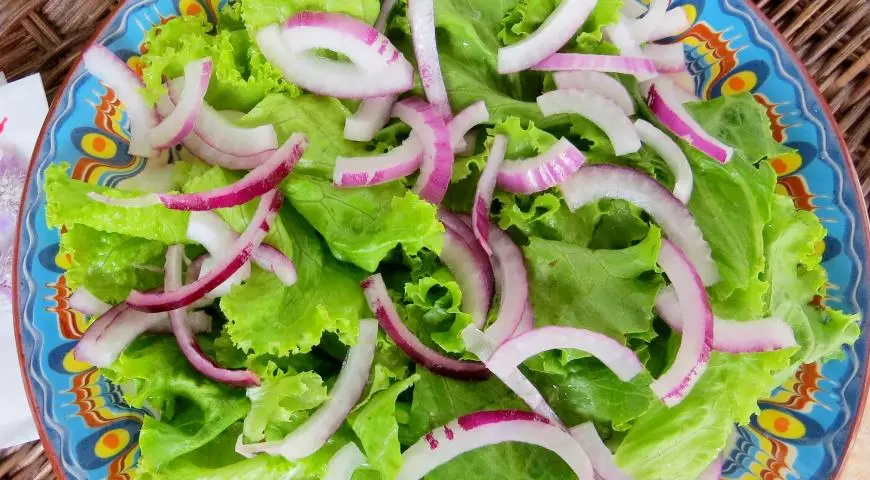 Voorraad Foto kook resep: slaai met spanspek, vye en kaas, stap nommer 2