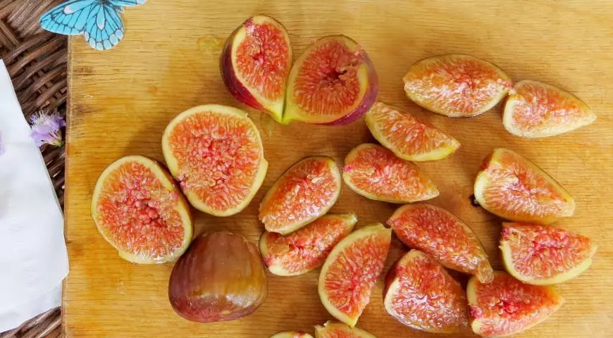 Stock Foto varenie recept: šalát s melónom, obr., Figs a syr, krok číslo 4