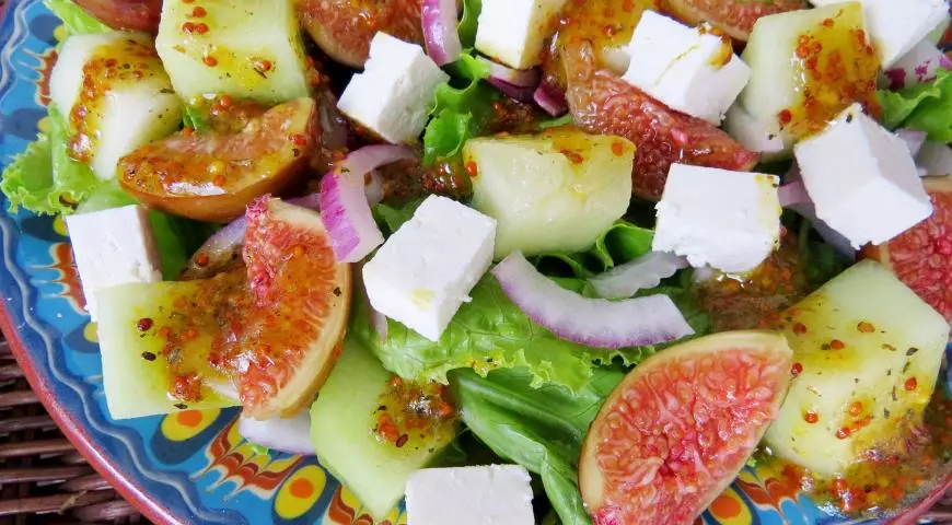 Foto van de voorbereiding van het recept: salade met meloen, vijgen en kaas, stap nummer 7