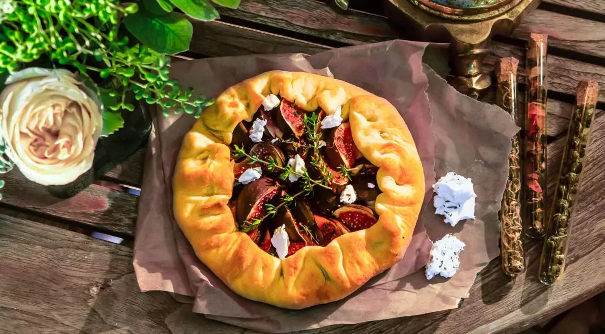 Galeta with figs, caramelized onion and goat cheese