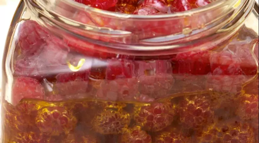 Jesteśmy uświadomieni przez jagody z miodem w słoju do gotowania pustego na zimę