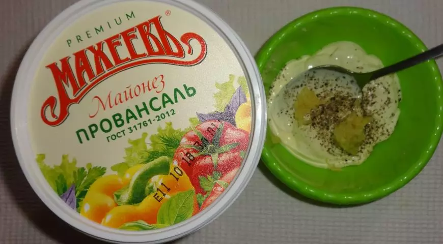 Pour la mayonnaise de mélange de porc de porc, de sel, d'ail et d'herbes d'olive