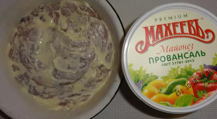 Tranches de défaut de mayonnaise à la viande avec des épices et laissez au réfrigérateur