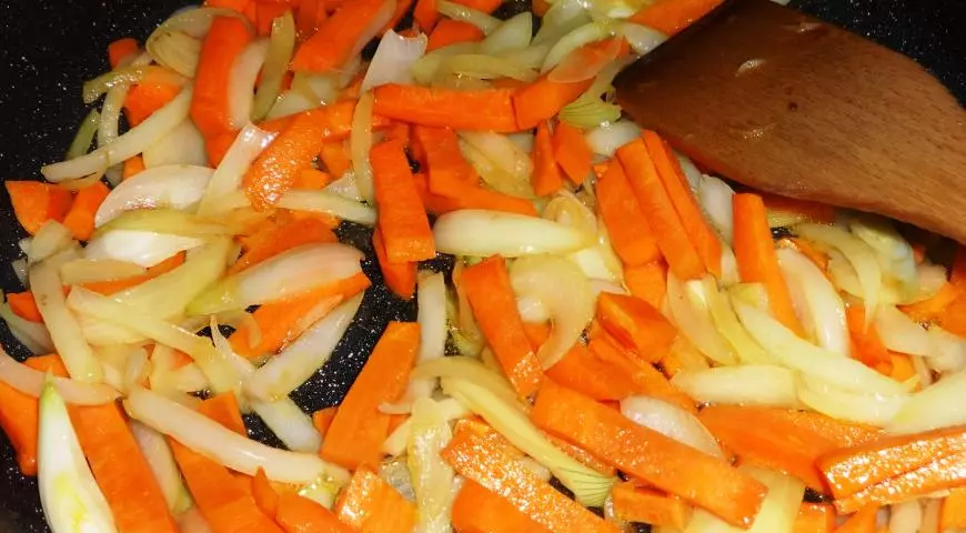 Goreng bawang dan wortel, tambahkan ke babi
